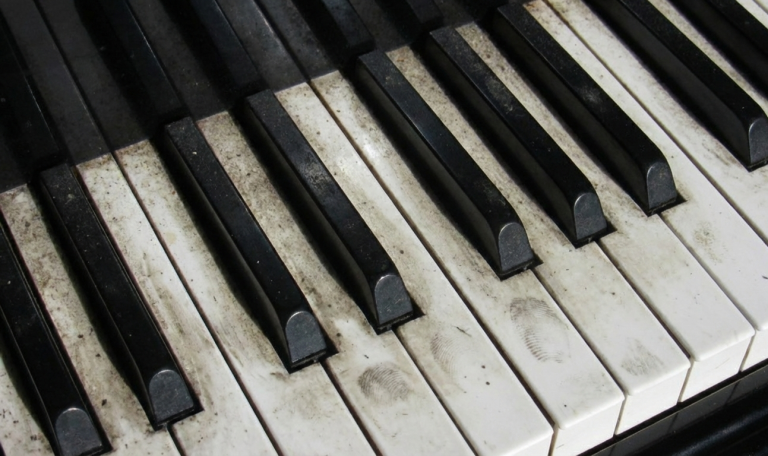 The Ultimate Guide to Cleaning Piano Keys (Plastic, Ivory, & Ivorite ...